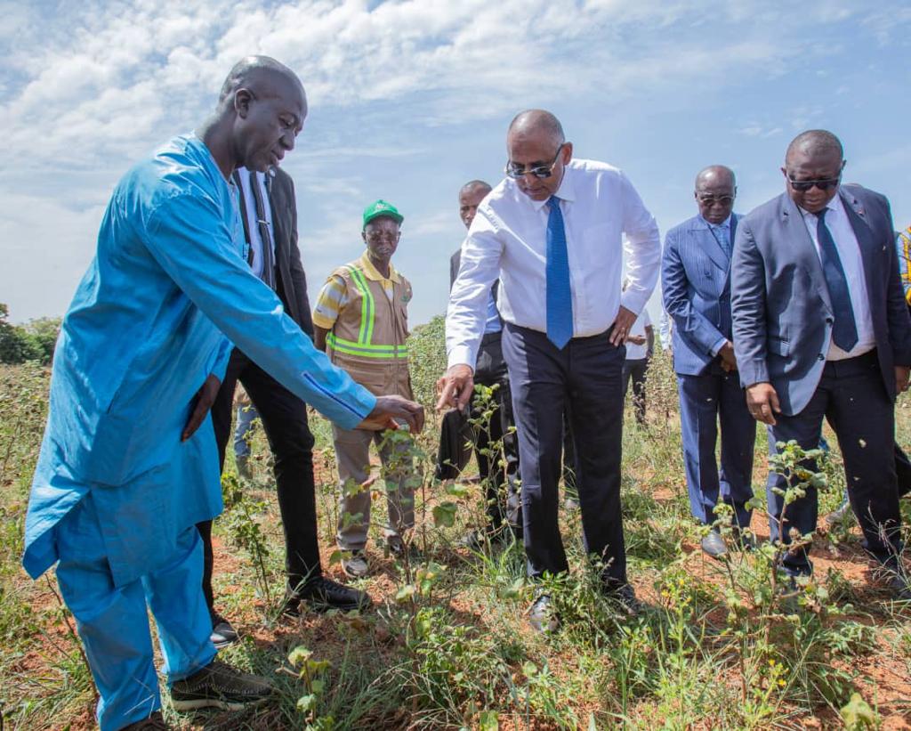 Filière coton : Patrick Achi apporte le soutien de l’Etat aux victimes ...